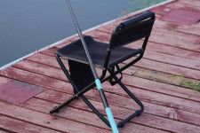 重量670g、折りたたむと17×30cm!背もたれ付き折りたたみ式 重量670g、折りたたむと17×30cm!背もたれ付き折りたたみ式