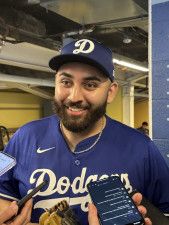大谷の１４号ボールをキャッチしたジョニー・グラドノスさん（撮影・村山みち通信員）