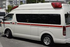 車が中央線はみ出し電柱衝突の単独事故、助手席の20代？女性死亡　大阪・柏原