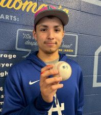 右手から流血しながら大谷翔平の15号ホームランボールをゲットしたカイル・ライトさん（撮影・奥田　秀樹通信員）